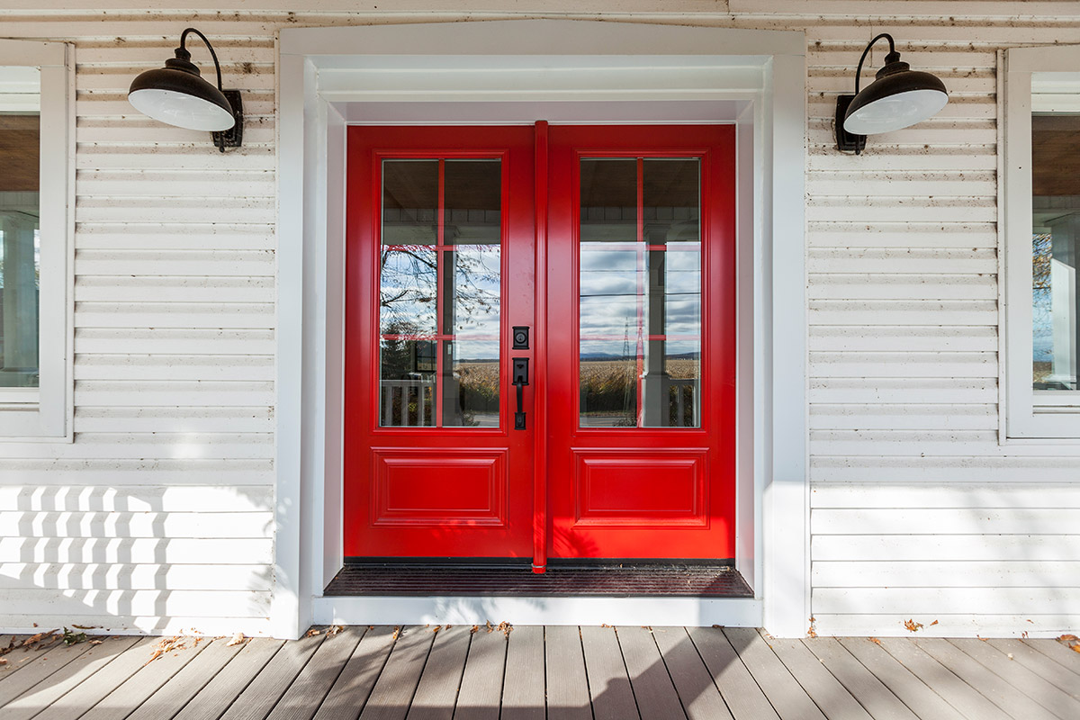 Une couleur sur-mesure pour cette porte, ce qui donne un cachet ...